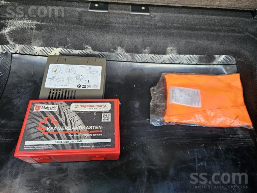 Black SEAT Alhambra 2011 in Riga, with an engine capacity of 2.00 L and mileage of 394 thousand km for 4350 €, photo 26 on AUTOMOTO.COM.LV