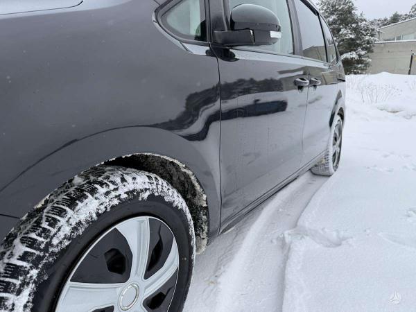 Black SEAT Alhambra 2012 in Vilnius, with an engine capacity of 2.00 L and mileage of 281 thousand km for 5900 €, photo 9 on AUTOMOTO.COM.LV