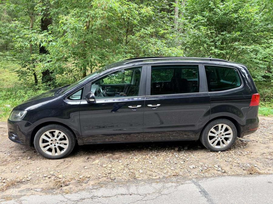 Black SEAT Alhambra 2014 in Vilnius, with an engine capacity of 1.97 L and mileage of 287 thousand km for 8300 €, photo 3 on AUTOMOTO.COM.LV
