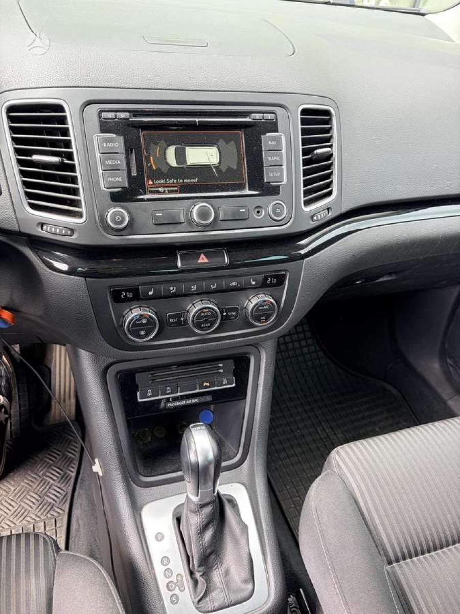 Black SEAT Alhambra 2014 in Vilnius, with an engine capacity of 1.97 L and mileage of 287 thousand km for 8300 €, photo 16 on AUTOMOTO.COM.LV