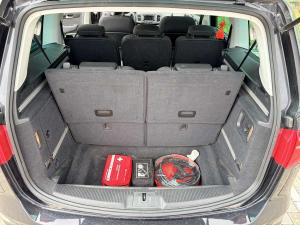 Black SEAT Alhambra 2014 in Vilnius, with an engine capacity of 1.97 L and mileage of 287 thousand km for 8300 €, photo 21 on AUTOMOTO.COM.LV