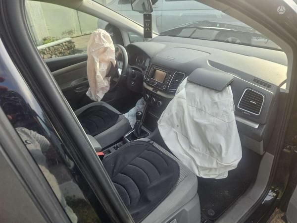 Black SEAT Alhambra 2015 in Vilnius, with an engine capacity of 1.97 L and mileage of 270 thousand km for 2900 €, photo 10 on AUTOMOTO.COM.LV