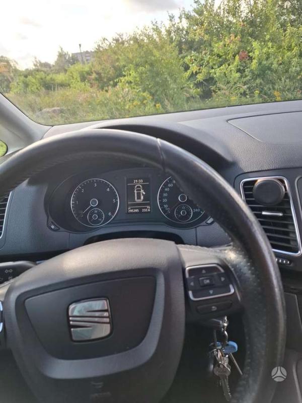 Black SEAT Alhambra 2011 in Siauliai, with an engine capacity of 2.00 L and mileage of 295 thousand km for 6400 €, photo 6 on AUTOMOTO.COM.LV