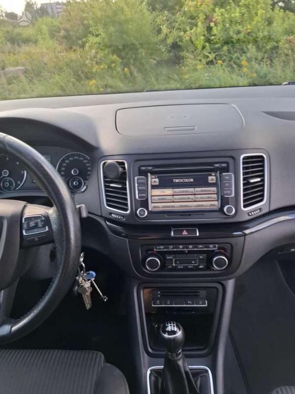 Black SEAT Alhambra 2011 in Siauliai, with an engine capacity of 2.00 L and mileage of 295 thousand km for 6400 €, photo 7 on AUTOMOTO.COM.LV