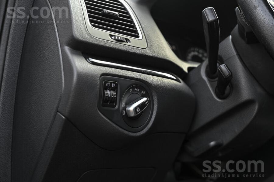 Brown SEAT Alhambra 2012 in Jelgava, with an engine capacity of 2.00 L and mileage of 240 thousand km for 8700 €, photo 23 on AUTOMOTO.COM.LV
