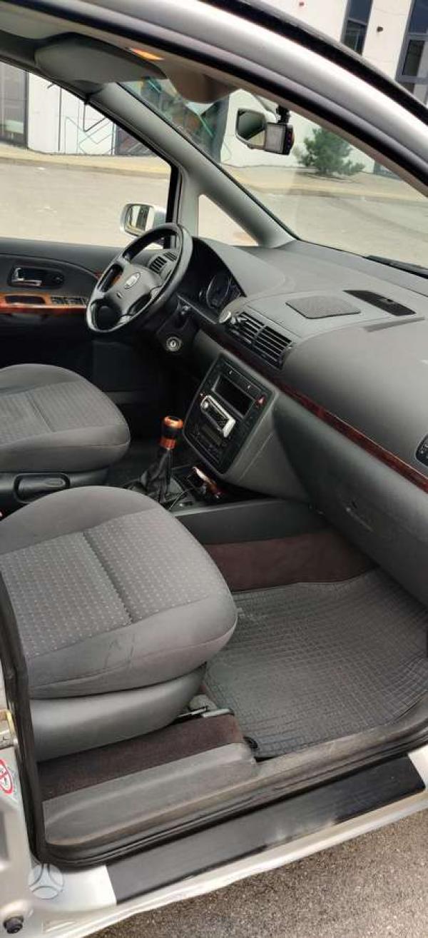 Grey SEAT Alhambra 2003 in Kaunas, with an engine capacity of 1.90 L and mileage of 311 thousand km for 1390 €, photo 8 on AUTOMOTO.COM.LV