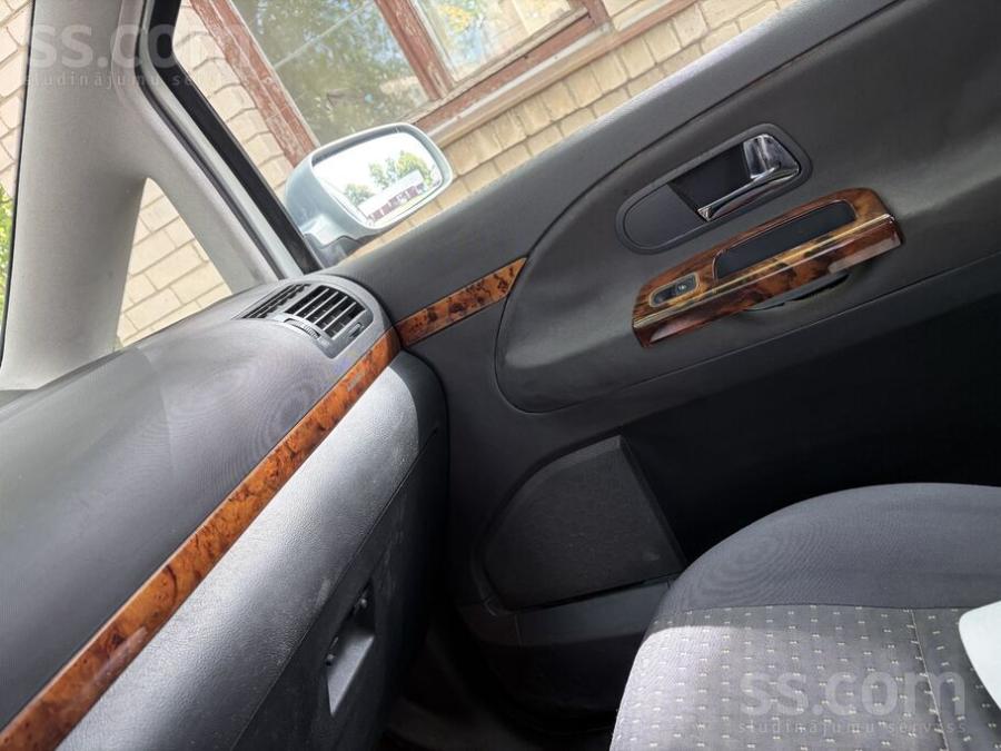 Pelēks SEAT Alhambra 2003 Daugavpils, ar dzinēja tilpumu 1.90 L un nobraukumu 258 tūkst. km par 2100 €, foto 25 vietnē AUTOMOTO.COM.LV