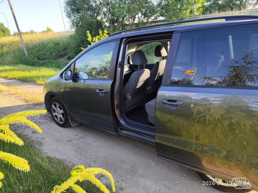 Grey SEAT Alhambra 2011 in Kaunas, with an engine capacity of 2.00 L and mileage of 309 thousand km for 5900 €, photo 6 on AUTOMOTO.COM.LV