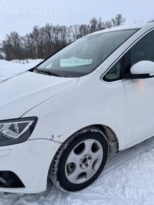 White SEAT Alhambra 2014 in Aluksne, with an engine capacity of 2.00 L and mileage of 390 thousand km for 2990 €, photo 5 on AUTOMOTO.COM.LV