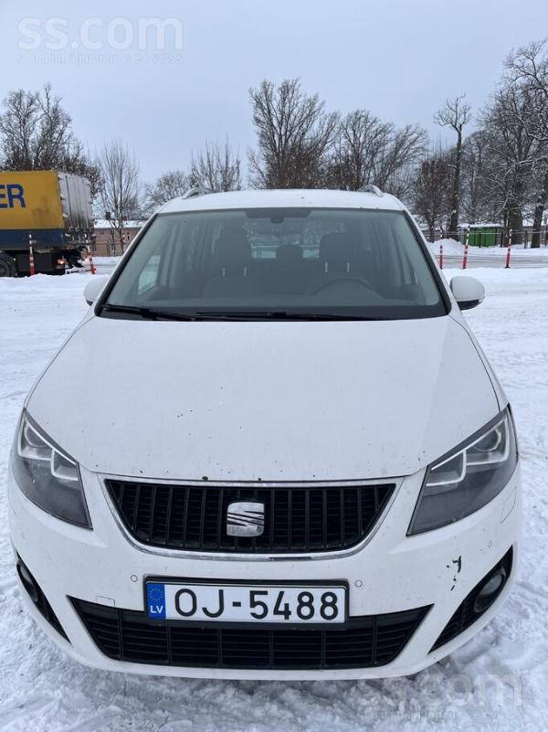 White SEAT Alhambra 2014 in Aluksne, with an engine capacity of 2.00 L and mileage of 390 thousand km for 2990 €, photo 1 on AUTOMOTO.COM.LV