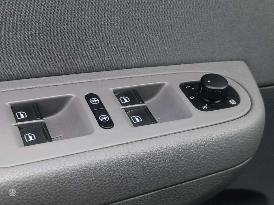 White SEAT Alhambra 2015 in Vilnius, with an engine capacity of 2.00 L and mileage of 270 thousand km for 8999 €, photo 15 on AUTOMOTO.COM.LV