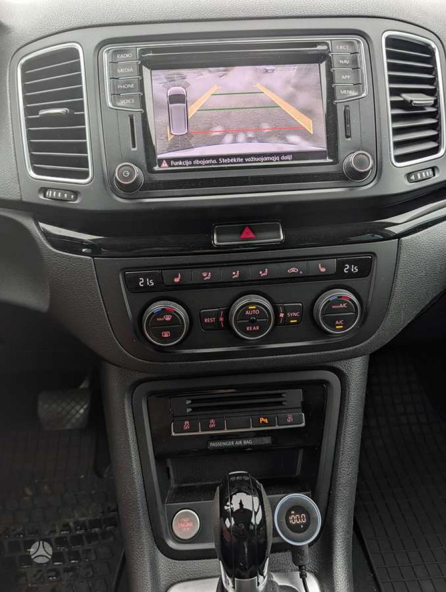 White SEAT Alhambra 2018 in Siauliai, with an engine capacity of 1.97 L and mileage of 295 thousand km for 10800 €, photo 11 on AUTOMOTO.COM.LV