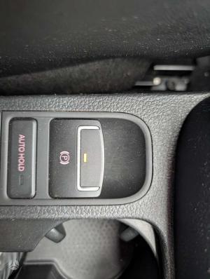White SEAT Alhambra 2018 in Siauliai, with an engine capacity of 1.97 L and mileage of 295 thousand km for 10800 €, photo 14 on AUTOMOTO.COM.LV