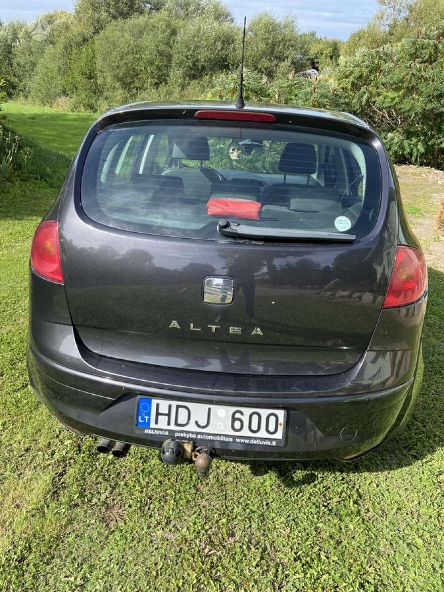 Black SEAT Altea 2006 in Pasvalys, with an engine capacity of 1.90 L and mileage of 299 thousand km for 1150 €, photo 5 on AUTOMOTO.COM.LV