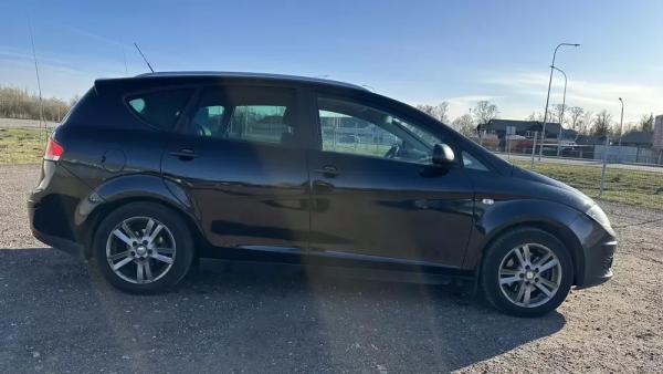 Black SEAT Altea 2010 in Daugavpils, with an engine capacity of 1.90 L and mileage of 277 thousand km for 3950 €, photo 6 on AUTOMOTO.COM.LV