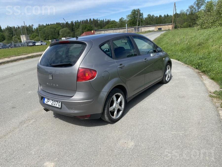 Grey SEAT Altea 2004 in Riga, with an engine capacity of 2.00 L and mileage of 370 thousand km for 1400 €, photo 4 on AUTOMOTO.COM.LV