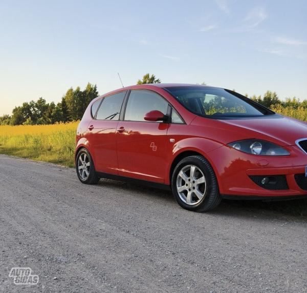 Красный Сеат Алтеа 2005 в Шяуляй, объемом двигателя 2.00 л и пробегом 295 тыс. км за 1500 €, фото 2 на AUTOMOTO.COM.LV