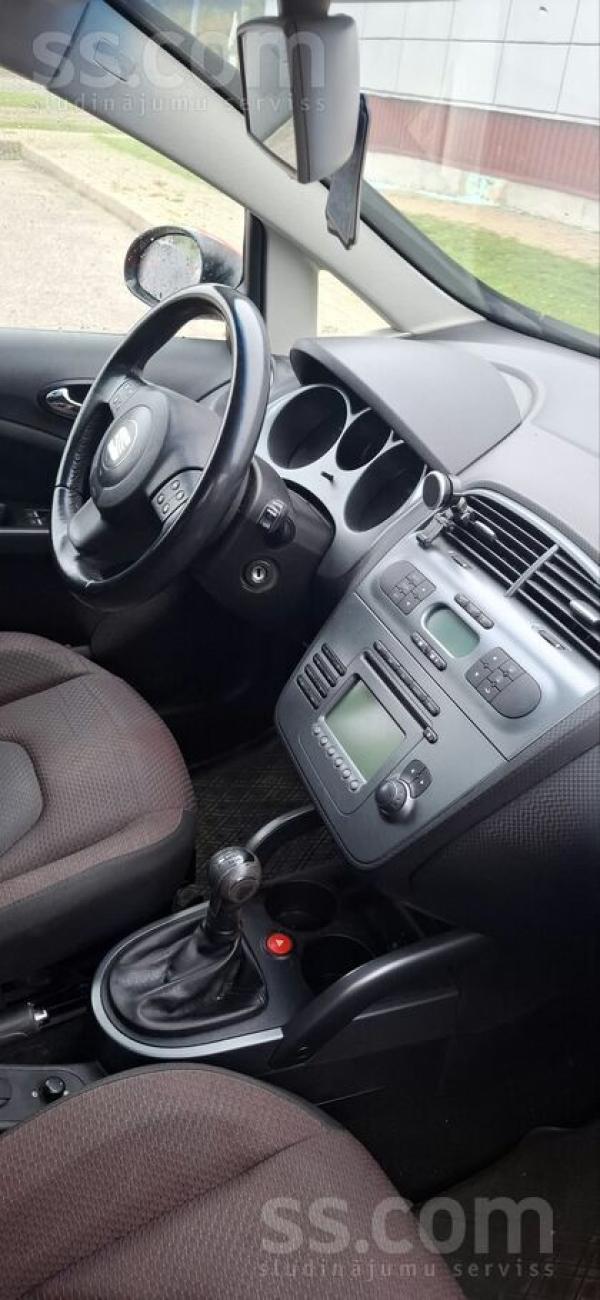 Red SEAT Altea 2006 in Daugavpils, with an engine capacity of 1.90 L and mileage of 277 thousand km for 1300 €, photo 4 on AUTOMOTO.COM.LV