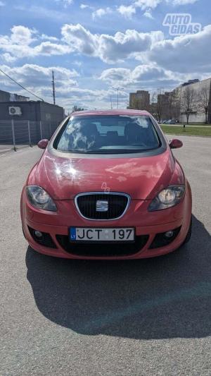 Red SEAT Altea 2005 in Siauliai, with an engine capacity of 2.00 L and mileage of 293 thousand km for 680 €, photo  on AUTOMOTO.COM.LV