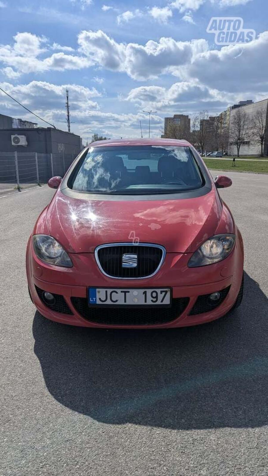 Red SEAT Altea 2005 in Siauliai, with an engine capacity of 2.00 L and mileage of 293 thousand km for 680 €, photo 1 on AUTOMOTO.COM.LV