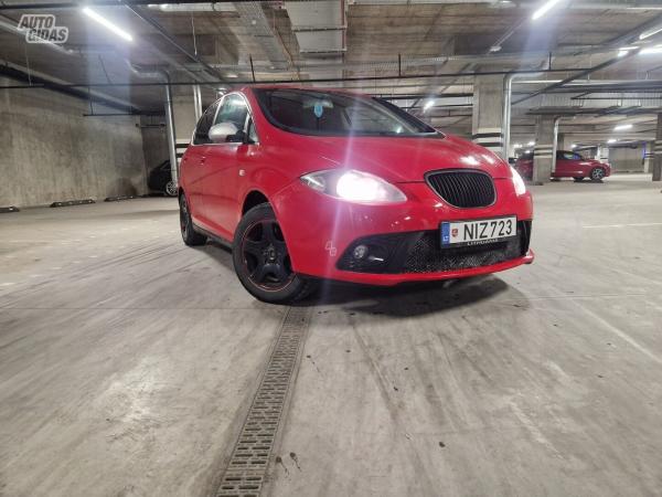 Sarkans SEAT Altea 2006 Panevēža, ar dzinēja tilpumu 2.00 L un nobraukumu 365 tūkst. km par 1350 €, foto 1 vietnē AUTOMOTO.COM.LV