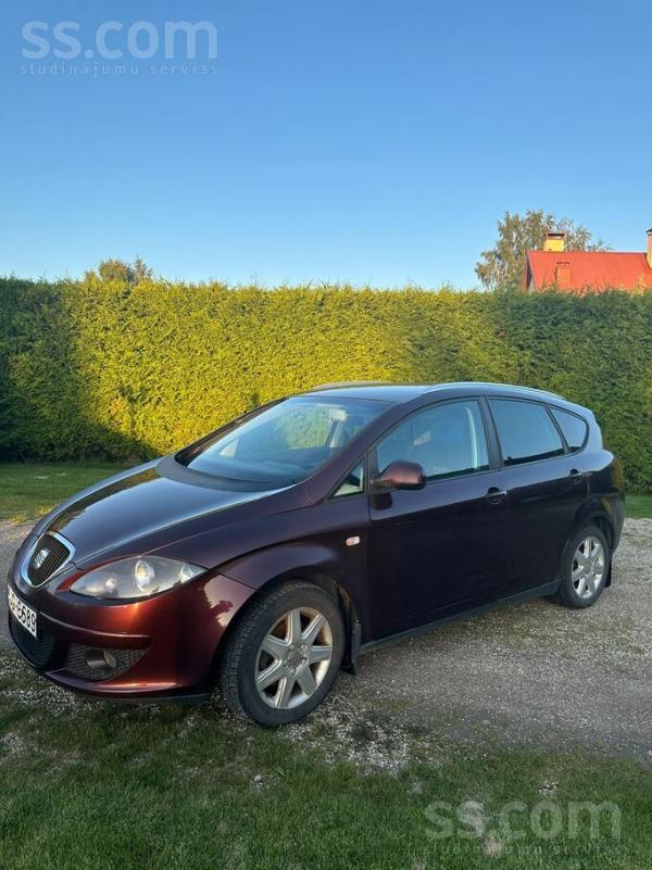 Red SEAT Altea 2007 in Ogre, with an engine capacity of 2.00 L and mileage of 389 thousand km for 800 €, photo 1 on AUTOMOTO.COM.LV