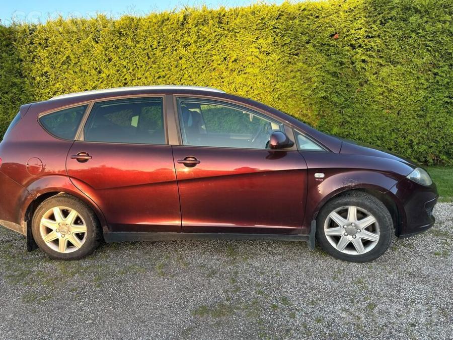 Red SEAT Altea 2007 in Ogre, with an engine capacity of 2.00 L and mileage of 389 thousand km for 800 €, photo 5 on AUTOMOTO.COM.LV
