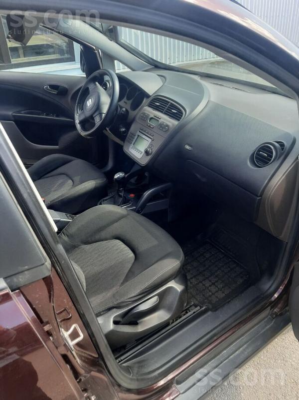 Red SEAT Altea 2008 in Tukums, with an engine capacity of 2.00 L and mileage of 256 thousand km for 2250 €, photo 6 on AUTOMOTO.COM.LV