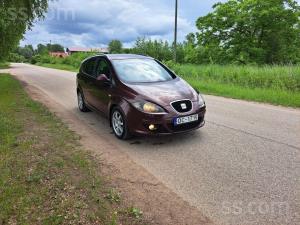 Red SEAT Altea 2009 in Aluksne, with an engine capacity of 1.90 L and mileage of 305 thousand km for 1550 €, photo 4 on AUTOMOTO.COM.LV