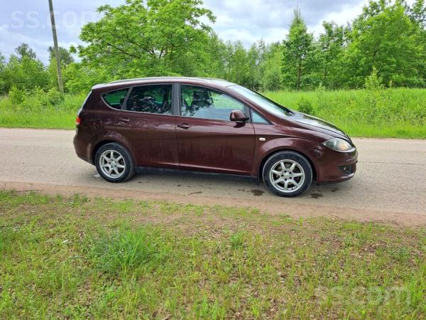 Red SEAT Altea 2009 in Aluksne, with an engine capacity of 1.90 L and mileage of 305 thousand km for 1550 €, photo 4 on AUTOMOTO.COM.LV