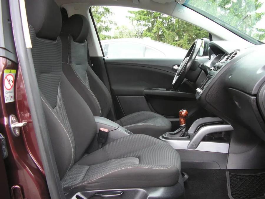 Sarkans SEAT Altea 2010 Sigulda, ar dzinēja tilpumu 2.00 L un nobraukumu 300 tūkst. km par 4350 €, foto 24 vietnē AUTOMOTO.COM.LV