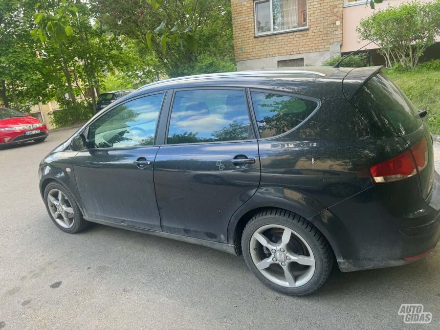 Black SEAT Altea XL 2007 in Vilnius, with an engine capacity of 2.00 L and mileage of 289 thousand km for 1050 €, photo 3 on AUTOMOTO.COM.LV