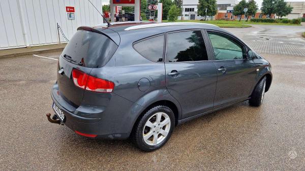 Grey SEAT Altea XL 2009 in Jonava, with an engine capacity of 1.80 L and mileage of 296 thousand km for 2500 €, photo 3 on AUTOMOTO.COM.LV