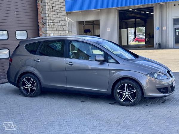 Pelēks SEAT Altea XL 2007 Kretinga, ar dzinēja tilpumu 2.00 L un nobraukumu 315 tūkst. km par 3650 €, foto 4 vietnē AUTOMOTO.COM.LV