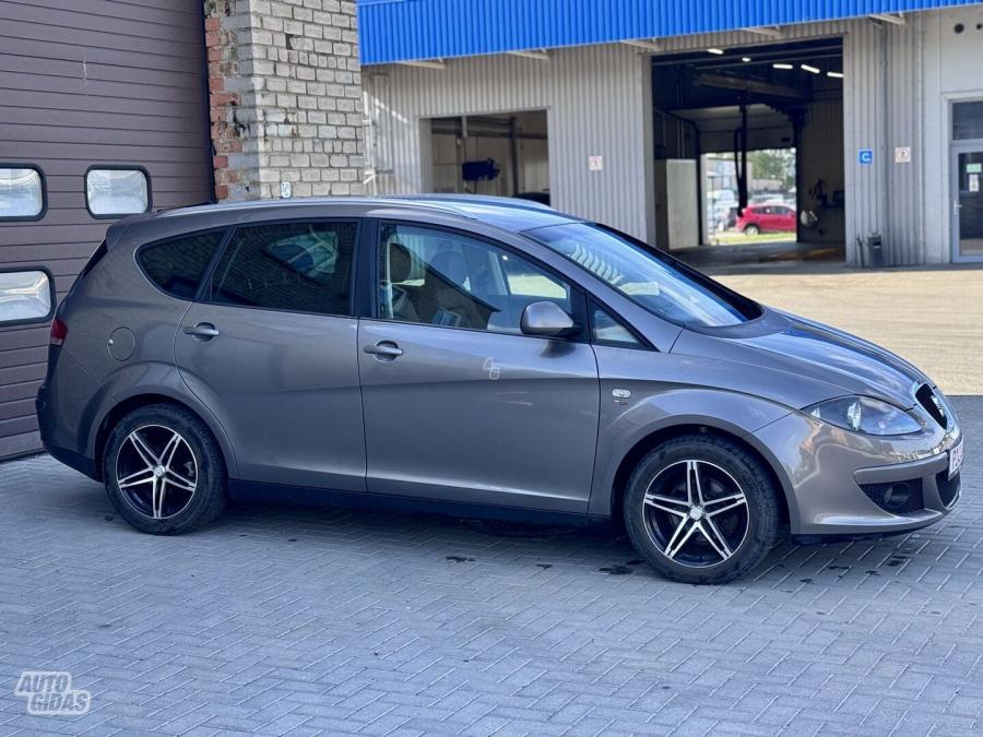 Pelēks SEAT Altea XL 2007 Kretinga, ar dzinēja tilpumu 2.00 L un nobraukumu 315 tūkst. km par 3650 €, foto 5 vietnē AUTOMOTO.COM.LV