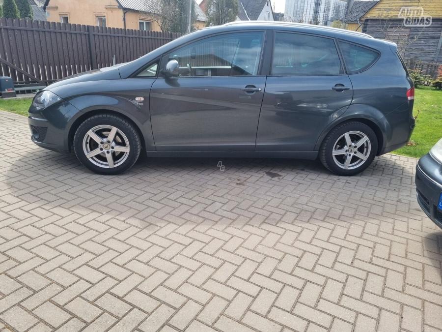 Grey SEAT Altea XL 2010 in Panevezys, with an engine capacity of 2.00 L and mileage of 300 thousand km for 4000 €, photo 5 on AUTOMOTO.COM.LV