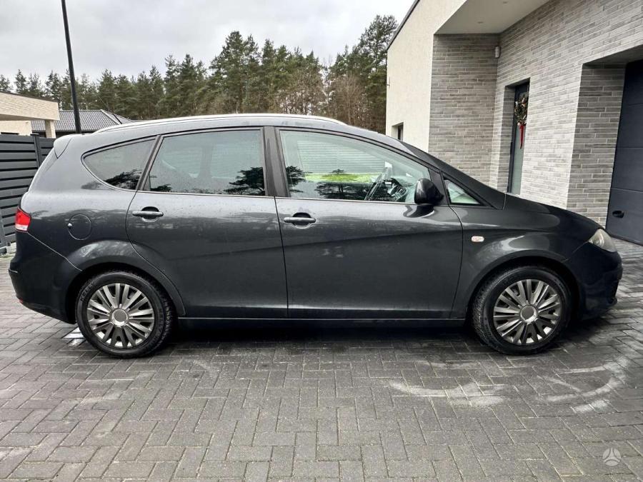 Grey SEAT Altea XL 2012 in Vilnius, with an engine capacity of 1.60 L and mileage of 260 thousand km for 2900 €, photo 3 on AUTOMOTO.COM.LV