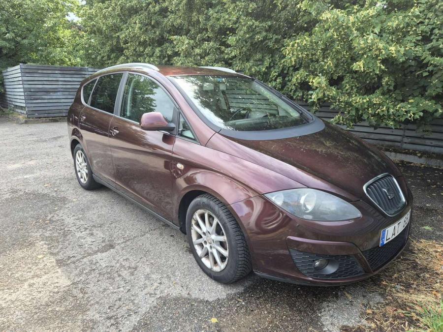 Красный Сеат Altea XL 2010 в Вильнюс, объемом двигателя 1.60 л и пробегом 305 тыс. км за 2499 €, фото 1 на AUTOMOTO.COM.LV
