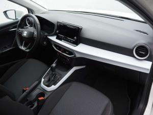White SEAT Arona 2024 in Vilnius, with an engine capacity of 1.00 L and mileage of 38 thousand km for 19500 €, photo 13 on AUTOMOTO.COM.LV