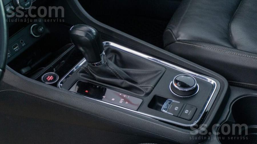 Black SEAT Ateca 2018 in Riga, with an engine capacity of 1.60 L and mileage of 217 thousand km for 13990 €, photo 16 on AUTOMOTO.COM.LV