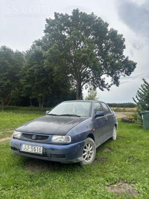 Zils SEAT Cordoba 1999 Liepāja, ar dzinēja tilpumu 1.60 L un nobraukumu 287 tūkst. km par 450 €, foto  vietnē AUTOMOTO.COM.LV