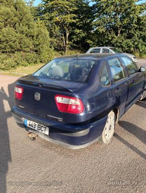 Zils SEAT Cordoba 2001 Tallina, ar dzinēja tilpumu 1.90 L un nobraukumu 275 tūkst. km par 800 €, foto  vietnē AUTOMOTO.COM.LV