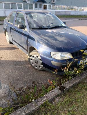 Zils SEAT Cordoba 2001 Tallina, ar dzinēja tilpumu 1.90 L un nobraukumu 275 tūkst. km par 800 €, foto 4 vietnē AUTOMOTO.COM.LV