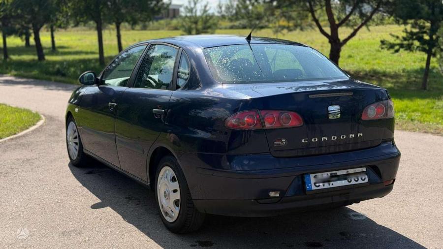 Blue SEAT Cordoba 2006 in Vilnius, with an engine capacity of 1.39 L and mileage of 184 thousand km for 950 €, photo 5 on AUTOMOTO.COM.LV