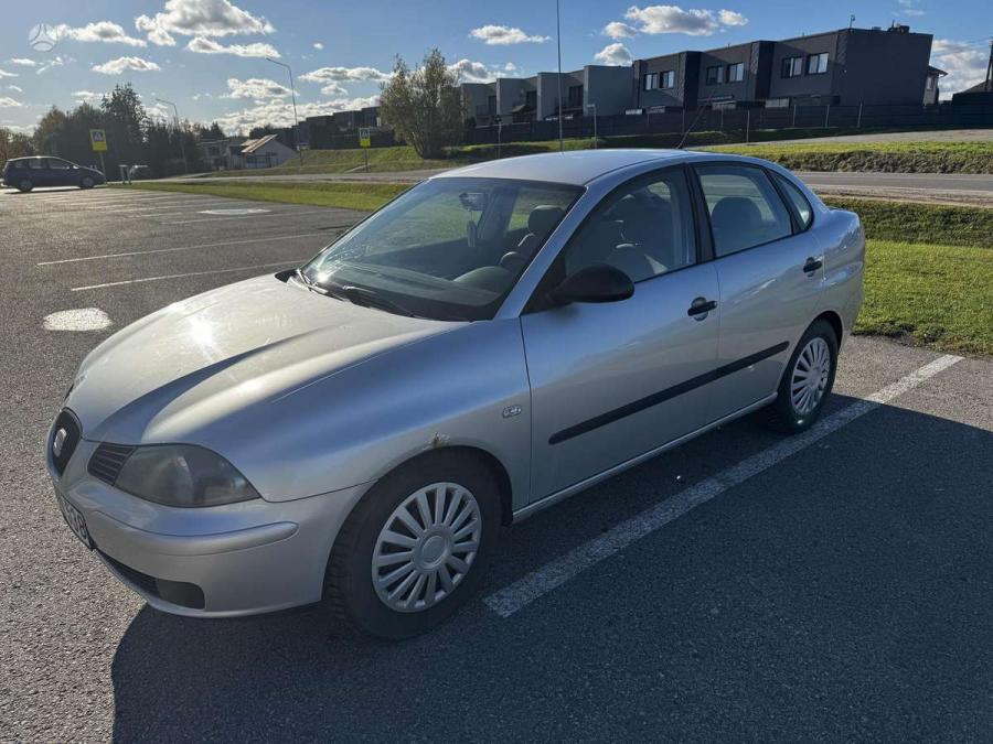 Grey SEAT Cordoba 2003 in Kaunas, with an engine capacity of 1.39 L and mileage of 175 thousand km for 900 €, photo 1 on AUTOMOTO.COM.LV