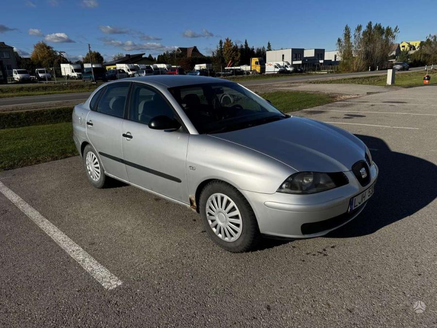 Grey SEAT Cordoba 2003 in Kaunas, with an engine capacity of 1.39 L and mileage of 175 thousand km for 900 €, photo 2 on AUTOMOTO.COM.LV