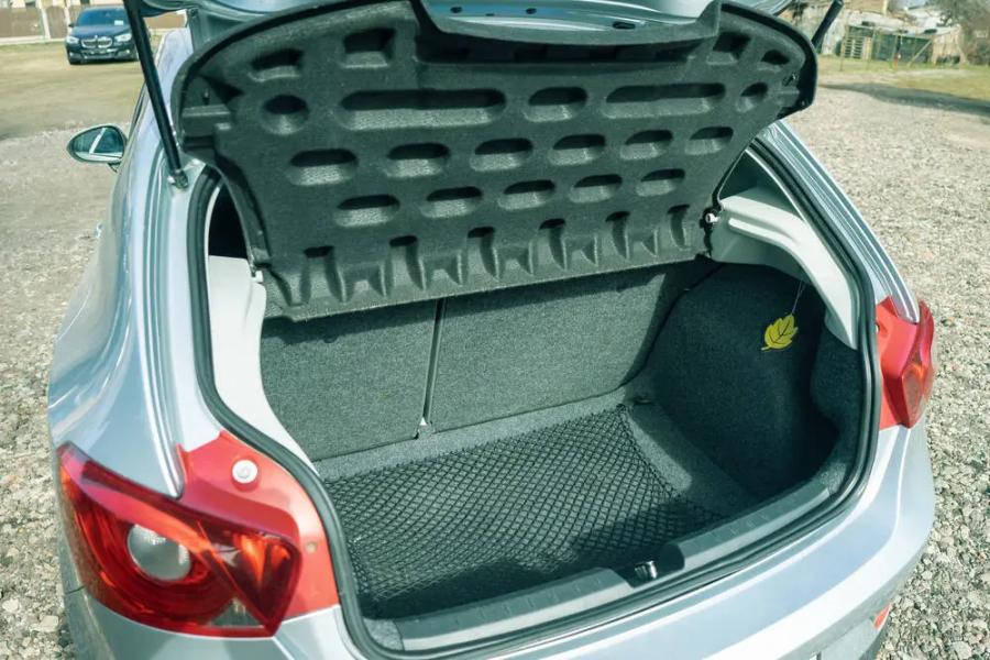 Pelēks SEAT Ibiza 2010 Liepāja, ar dzinēja tilpumu 1.20 L un nobraukumu 172 tūkst. km par 4400 €, foto 12 vietnē AUTOMOTO.COM.LV