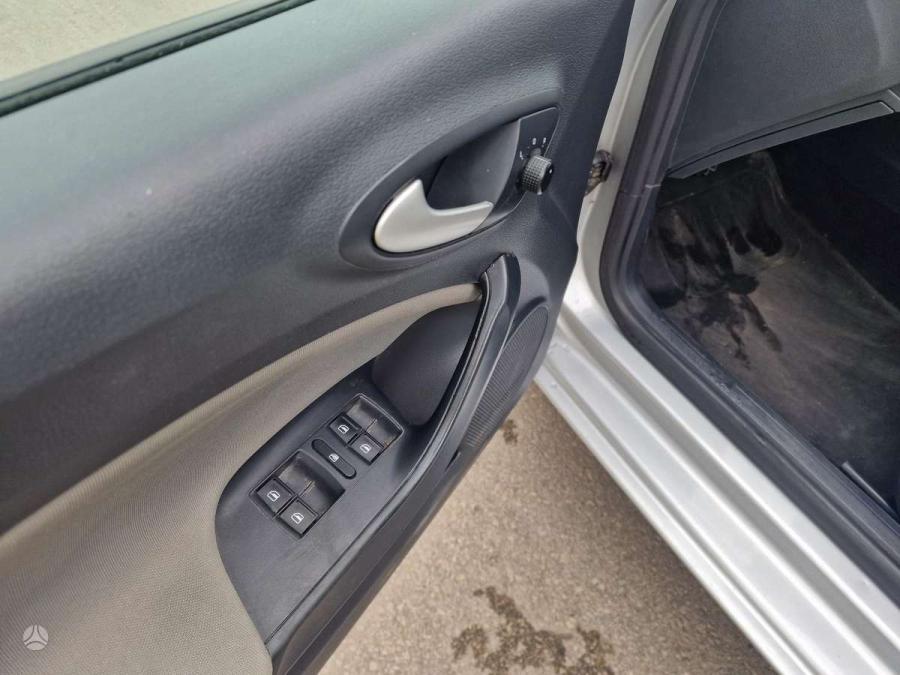 Pelēks SEAT Ibiza 2015 Kauņa, ar dzinēja tilpumu 1.20 L un nobraukumu 199 tūkst. km par 3500 €, foto 14 vietnē AUTOMOTO.COM.LV