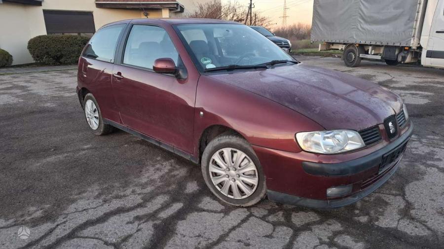 Red SEAT Ibiza 2001 in Marijampole, with an engine capacity of 1.60 L and mileage of 135 thousand km for 950 €, photo 2 on AUTOMOTO.COM.LV