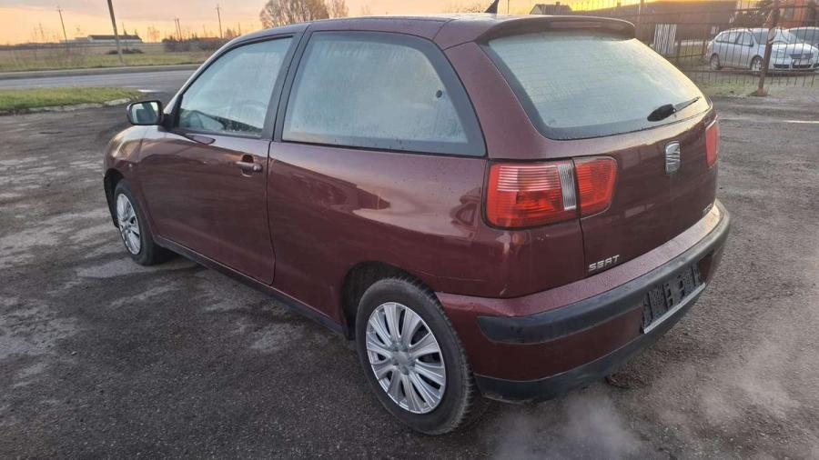 Red SEAT Ibiza 2001 in Marijampole, with an engine capacity of 1.60 L and mileage of 135 thousand km for 950 €, photo 3 on AUTOMOTO.COM.LV